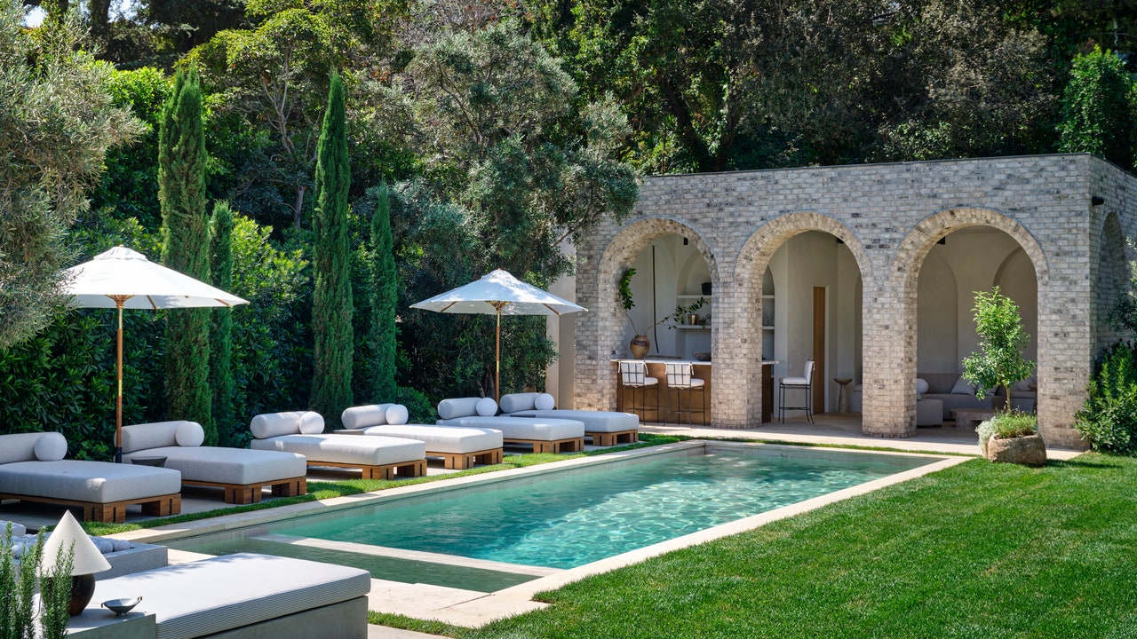 Elegant architect-designed house with pool - MONTÉ Flooring